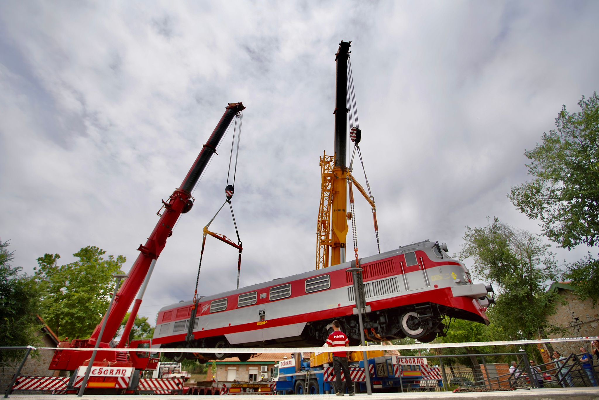Una locomotora Talgo 2.000 y un vagón blindado histórico se unen a la ...